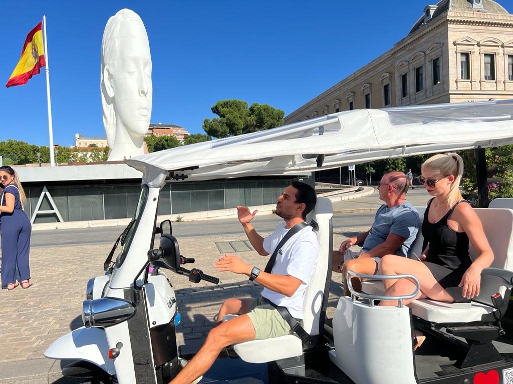 TOUR EN TUK TUK MADRID - 120 MINUTOS - LOCAL GUIDE